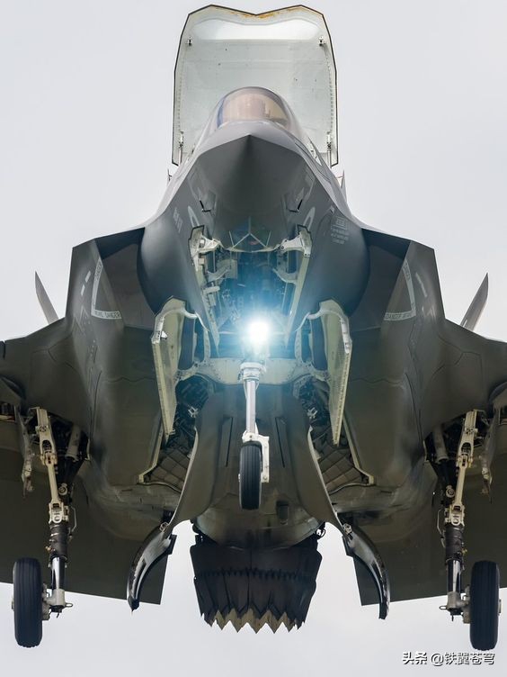 中国075舰就缺它？F35B垂直起降瞬间高清细节特写——上海热线军事频道