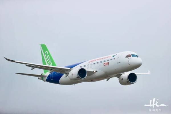 约45度侧飞、超低空飞行，C919首次亮相中国航展——上海热线军事频道