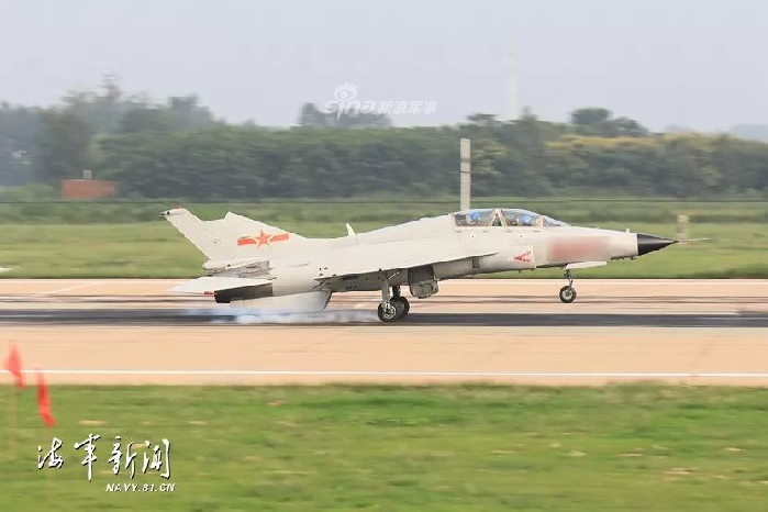 山鹰比翼双飞！海军航空兵JL9教练机高强度实战训练——上海热线军事频道